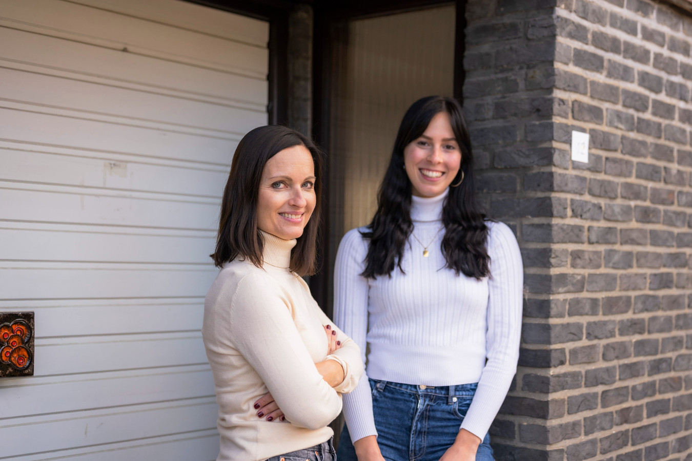 Eline en Zara bouwen bel-etage uit jaren ’60 om tot warm familienest ...