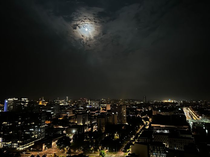 IN BEELD: HLN-lezers fotograferen de blauwe supermaan boven ons land ...