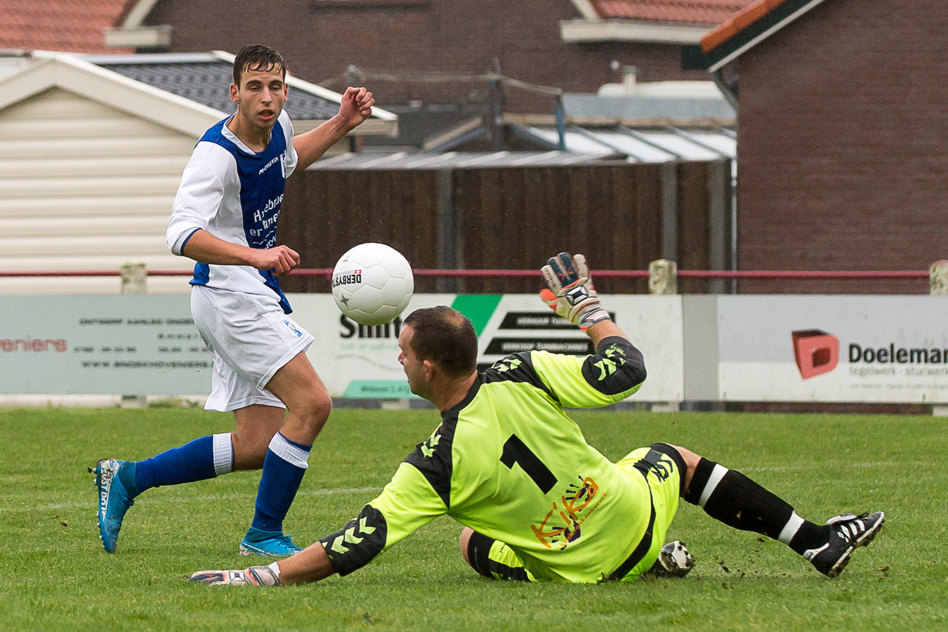 Scheidsrechter legt Ammerstol-Moerkapelle tijdelijk stil: 'Het kan ...