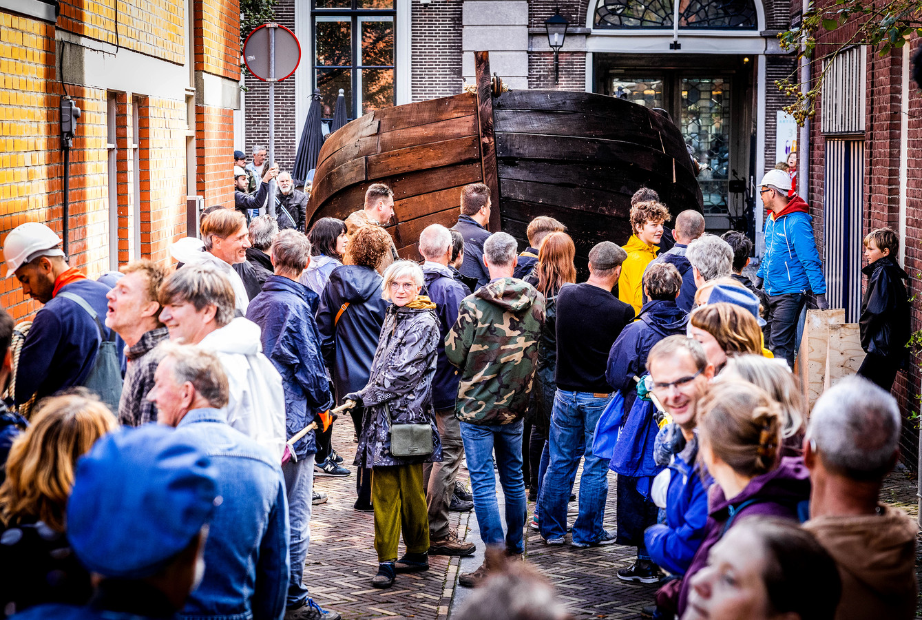 Centimeter voor centimeter werd het schip door Dordt gesleept, wat er ...