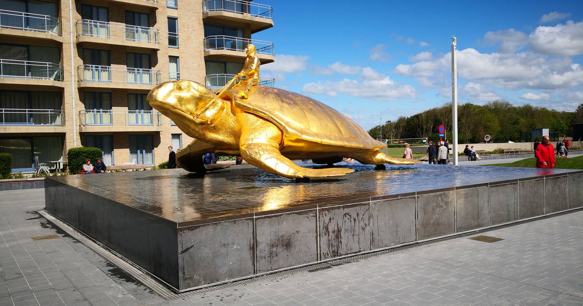 Realtimecamera van politie betrapt jongeman die op gouden schildpad van Jan Fabre klimt ...