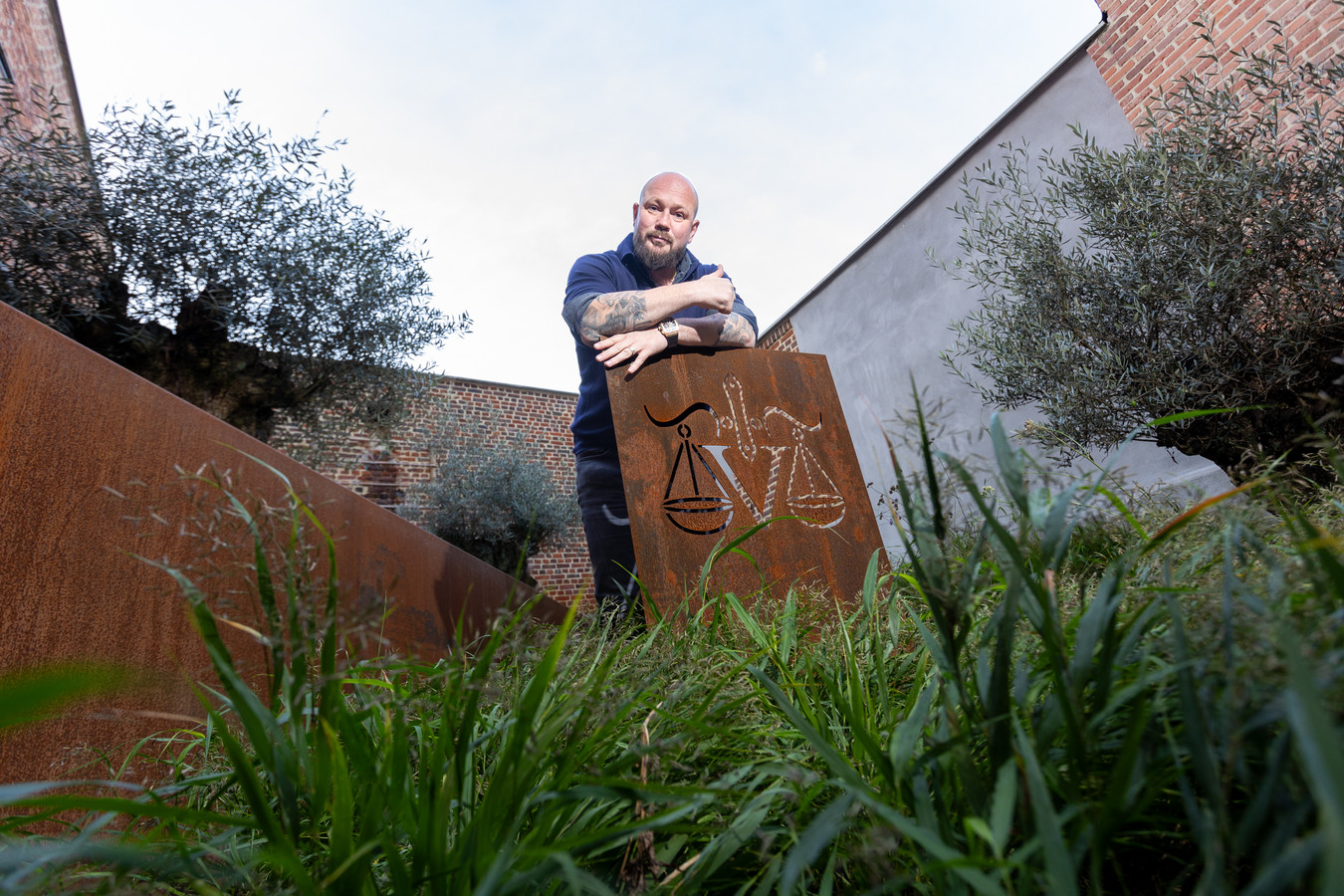 STRAFPLEITERS. Bert Vanmechelen (44), die het keer op keer opneemt voor ...