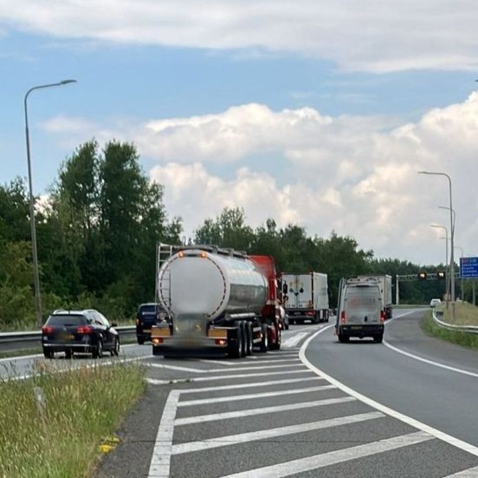 Kapotte vrachtwagen op de A58 blokkeert verbindingsweg richting Breda en zorgt voor veel ...