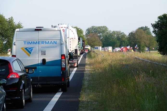 Veel schade, maar geen gewonden bij ongeluk op N36 bij Mariënberg: weg ...