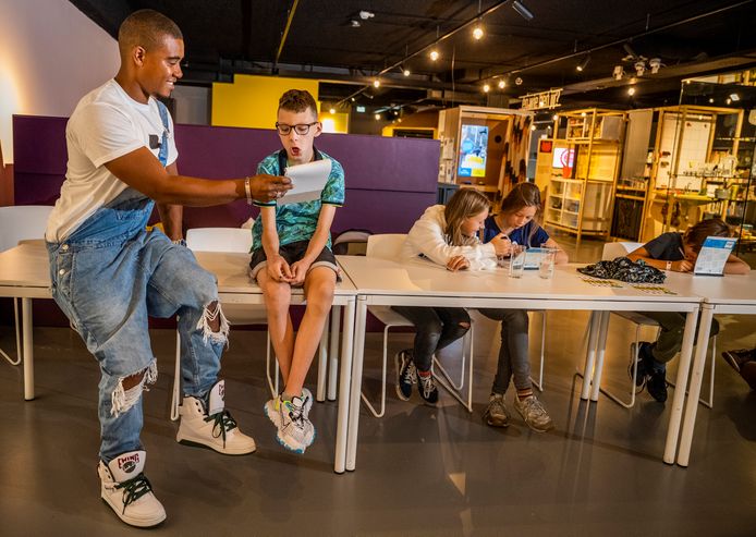 Rappen als een ‘baaz’: Zoetermeerse rapper geeft rapclinic aan kinderen ...