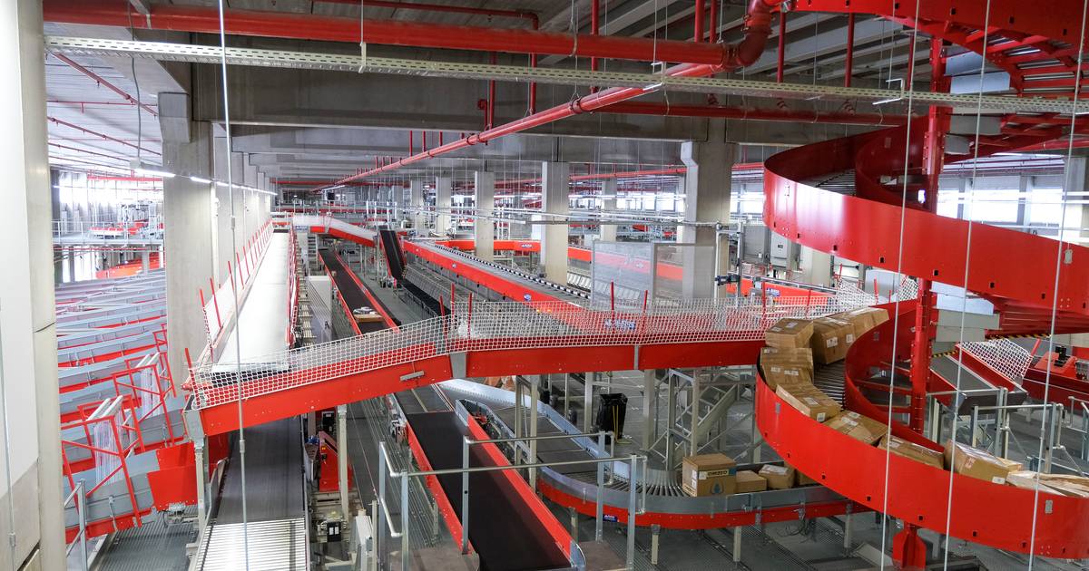 DPD opent officieel de deuren. “We sorteren hier 20.000 pakketten per uur. Alle Belgische DPD ...