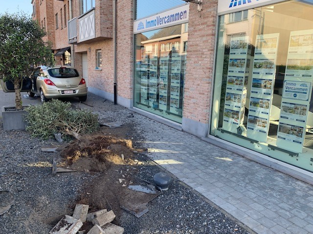 Vrouw wordt onwel achter het stuur en veroorzaakt ongeval in centrum ... Vrouw wordt onwel achter het stuur en veroorzaakt ongeval in centrum ...