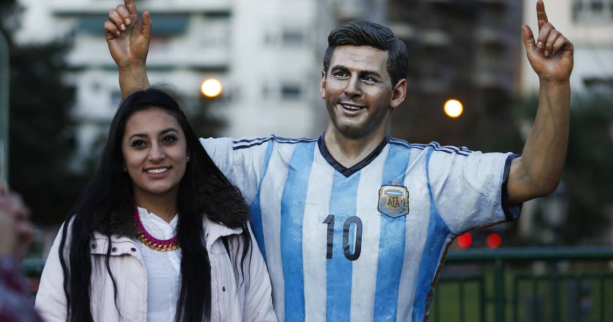 Vandalen beschadigen standbeeld Messi in Buenos Aires | Sport | AD.nl