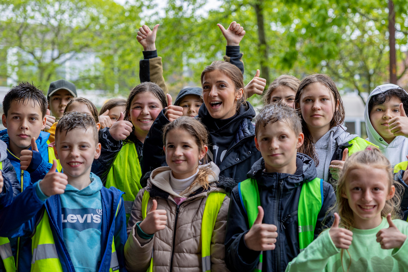 Veloveilig-ambassadrice Jamie-Lee Six legt mee fietsexamen af in ...