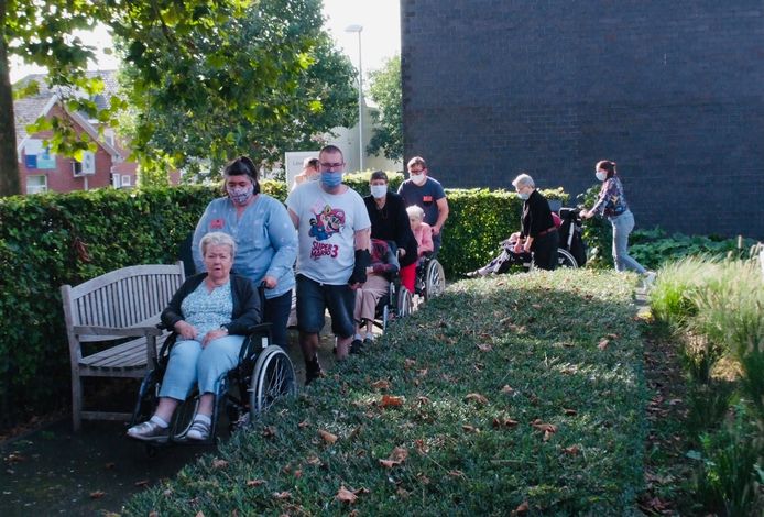 Cliënten van Nektari helpen in WZC Sint-Pieter: “We hopen vrienden te ...