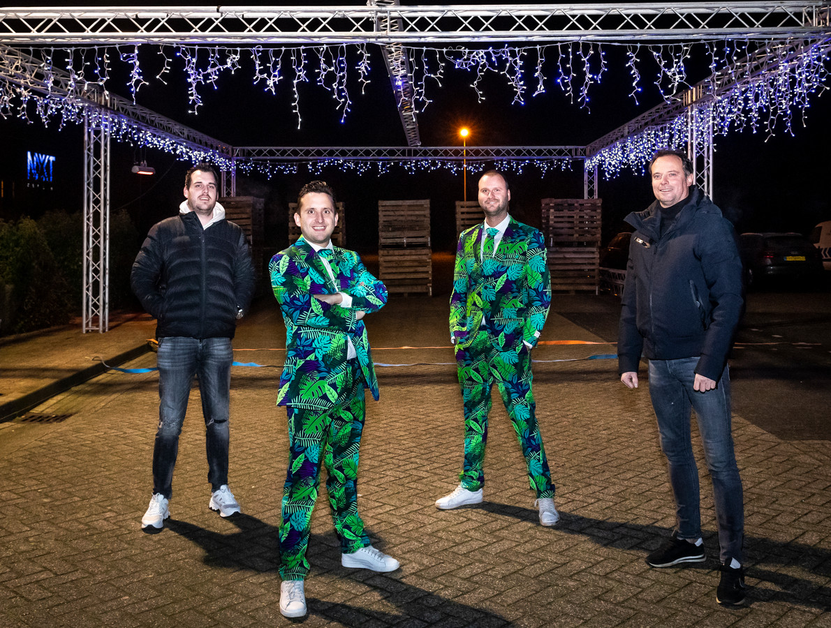 Gemerts duo bouwt sfeer rond oliebollenverkoop | Foto | ed.nl