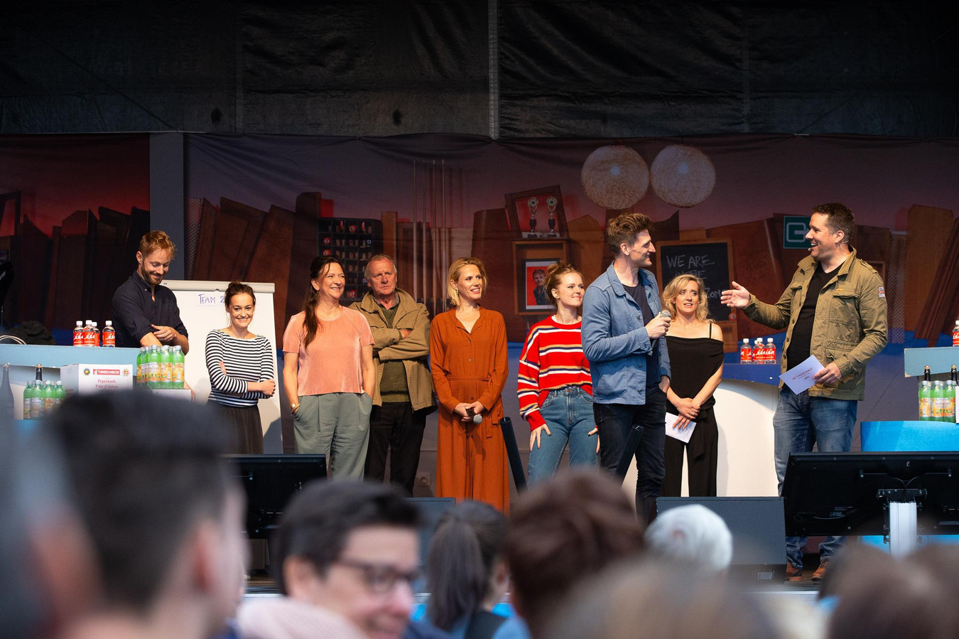 Cast en fans kijken samen naar 'Thuis'-finale op groot scherm | Foto ...