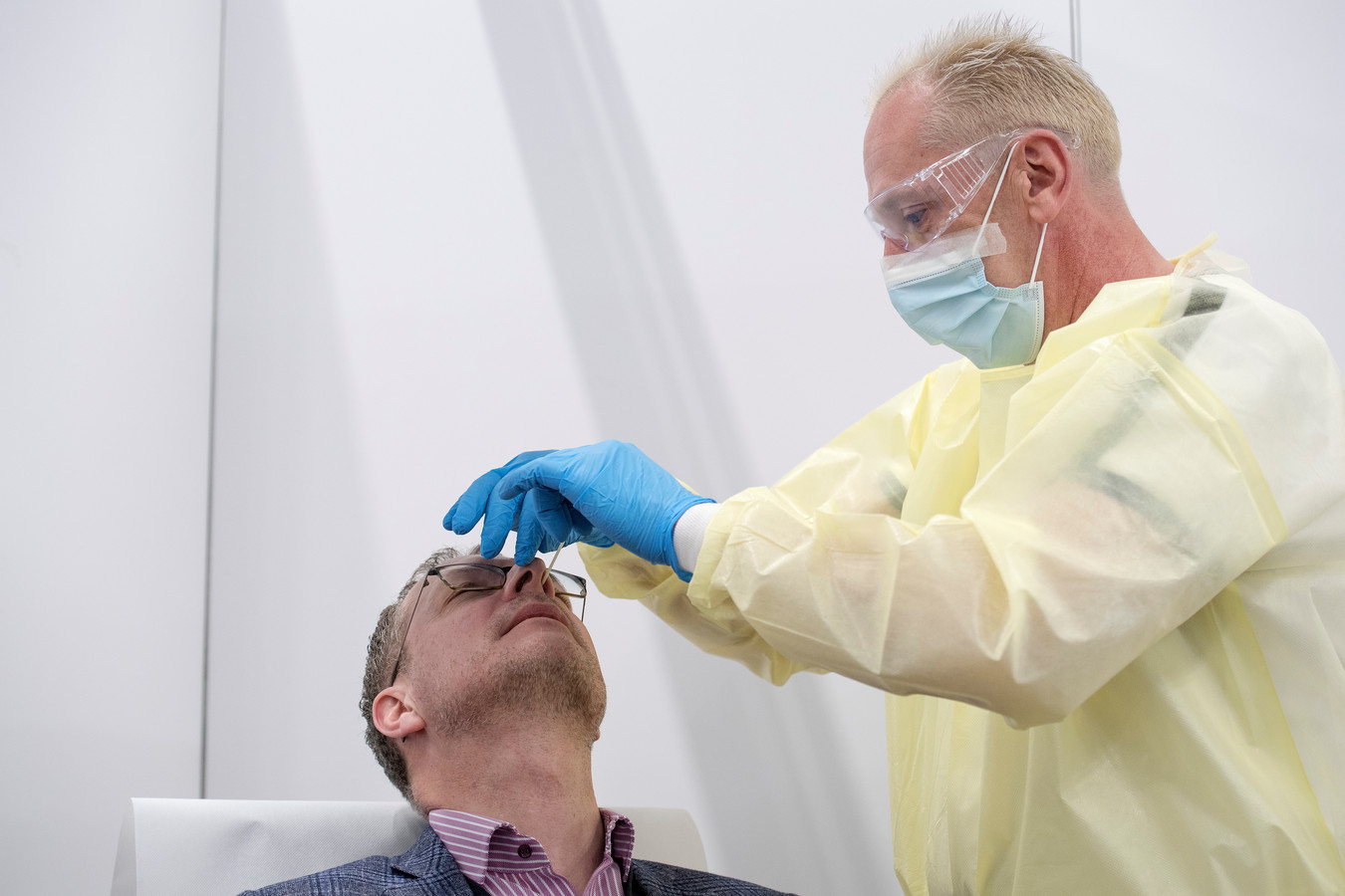 De dj die eerst de wereld over reisde en toen coronatester werd: ‘Wees ...