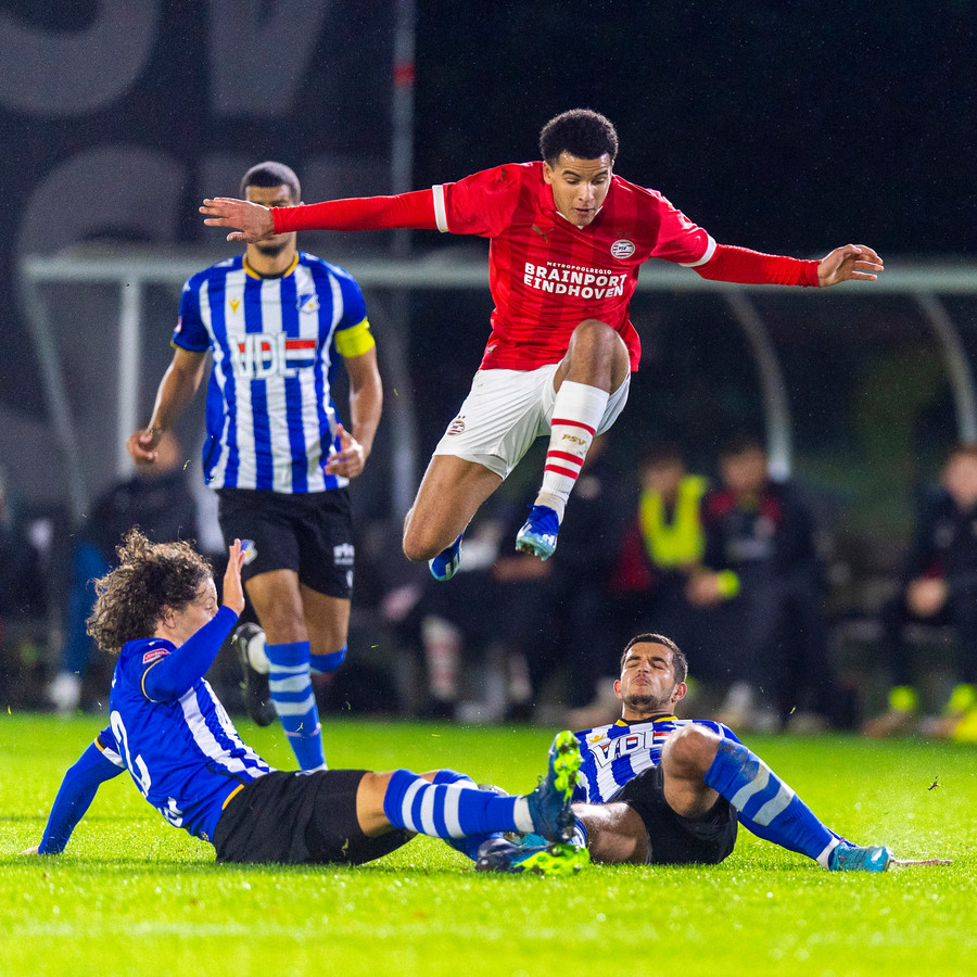 Ooit samen in de F’jes, nu sleutelfiguren in een knotsgekke Jong PSV-FC ...