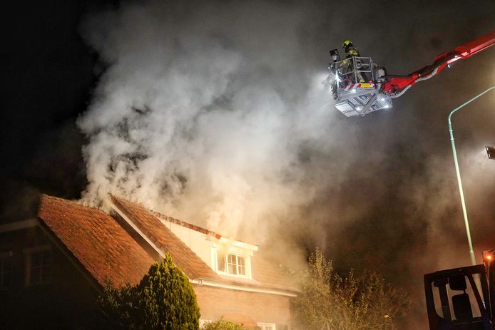 Brand breidt vanuit schoorsteen uit naar dak in Etten-Leur, woning smeult in ochtend nog na ...