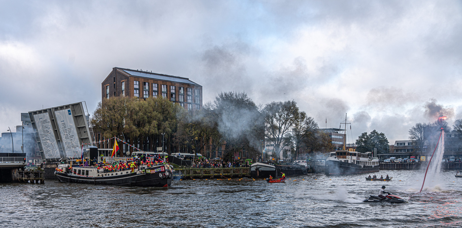 Duizenden Zwollenaren zien Sinterklaas met pakjesboot vol ...