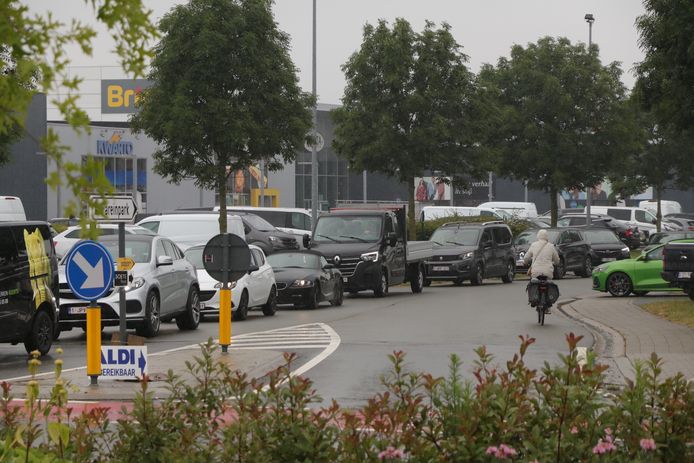 Dag na heropening N70 al meteen verkeerschaos: technische storing aan verkeerslichten zorgt voor ...