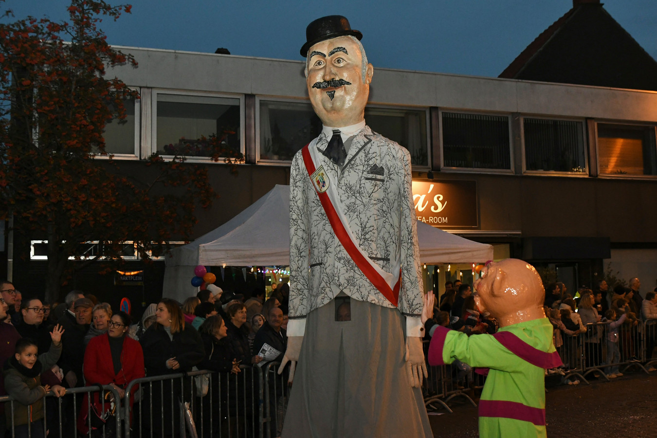 IN BEELD. 41e Sint-Maartensstoet lokt massa mensen: “Heel blij dat we ...