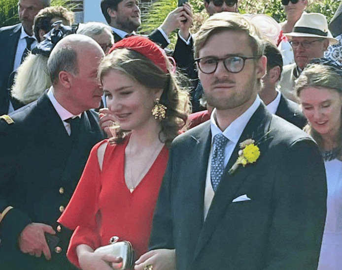 Qui est donc ce jeune homme, bras dessus bras dessous avec la princesse ...