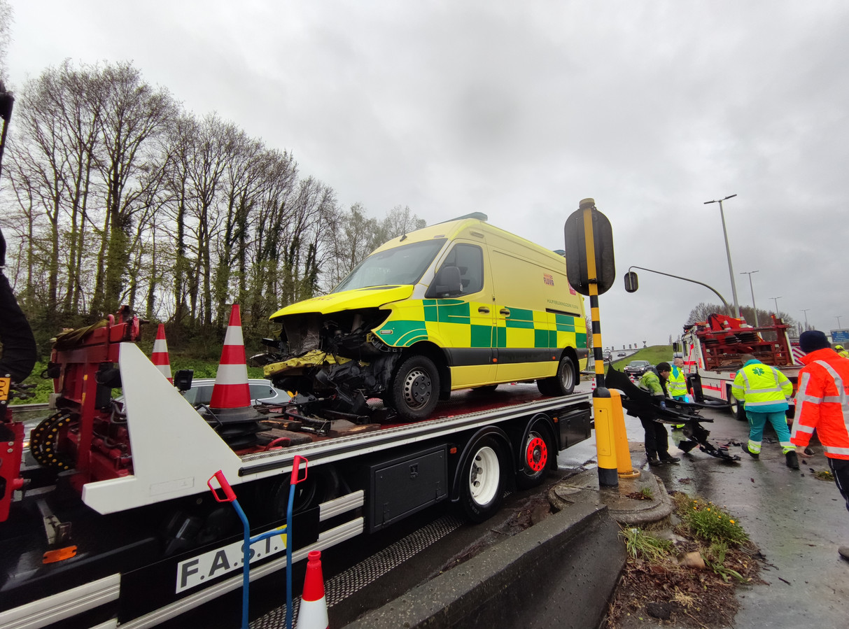 Ambulance onderweg naar patiënt betrokken bij ongeval: “Zeker een meter ... Ambulance onderweg naar patiënt betrokken bij ongeval: “Zeker een meter ...