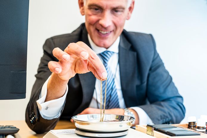 Krap bij kas? Steeds meer mensen verkopen hun goud en sieraden door crisis | Geld | tubantia.nl