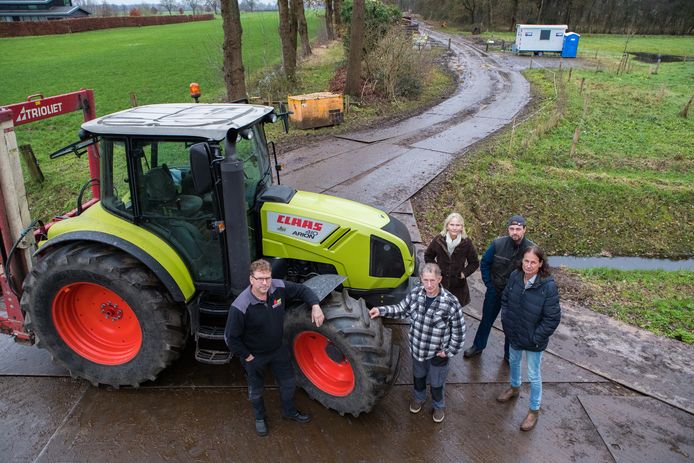 Frank is er klaar mee en blokkeert werkverkeer met zijn trekker: ‘Ze ...