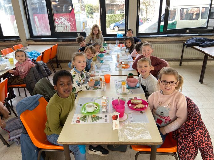 Leerlingen De Stappe smullen van rijkelijk ontbijt op school: “Met lege ...