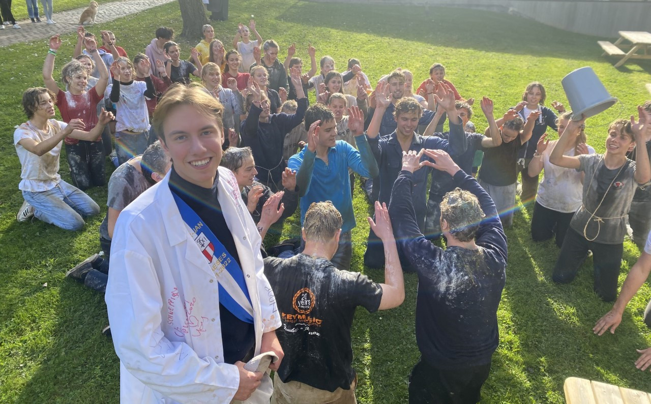 Na twee jaar weer doop in Kulak: “Lekker vuil worden, zonder ...