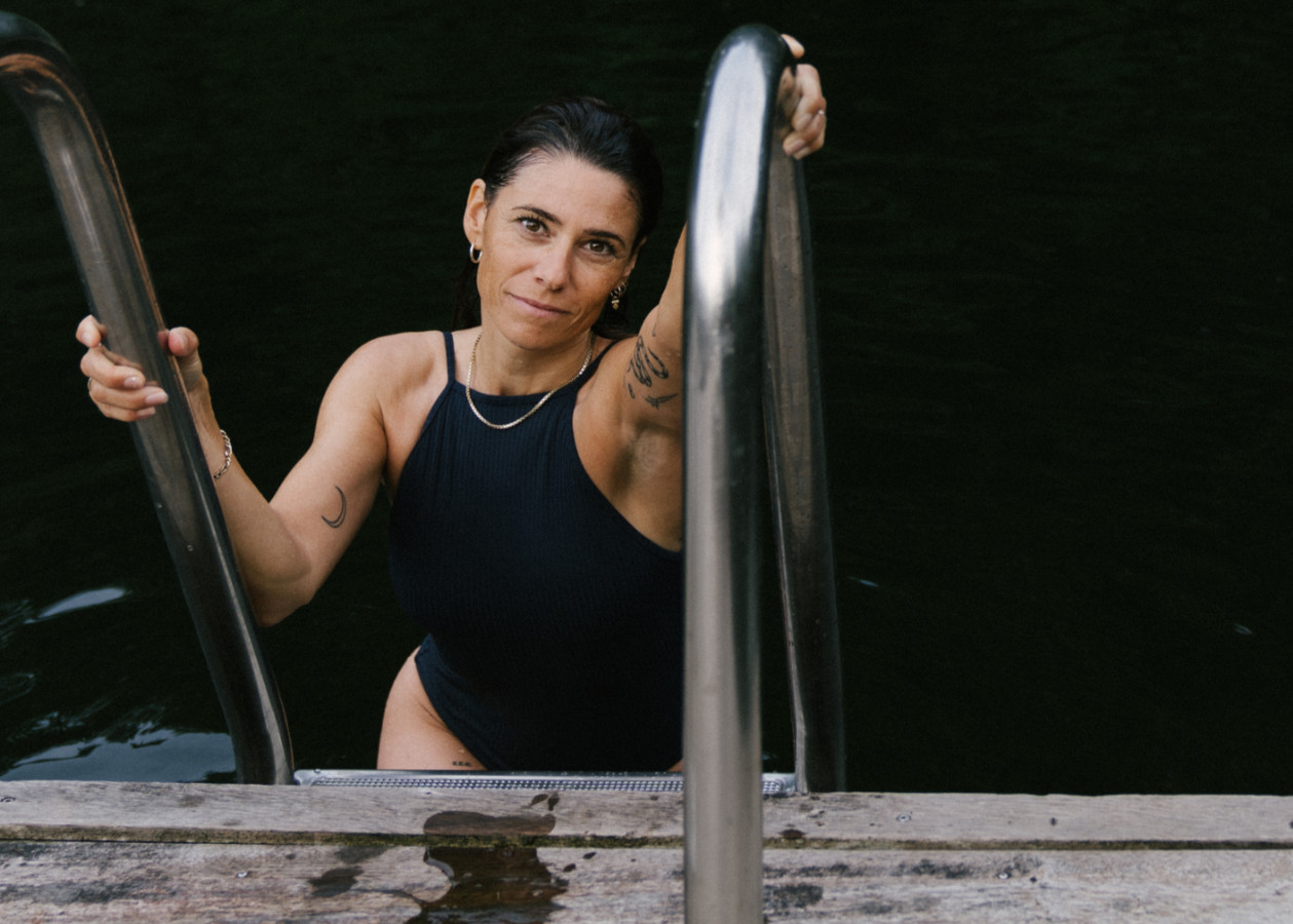 Actrice Kim Hertogs (41) vind je bij zonsopgang in het water: “IJsberen ...