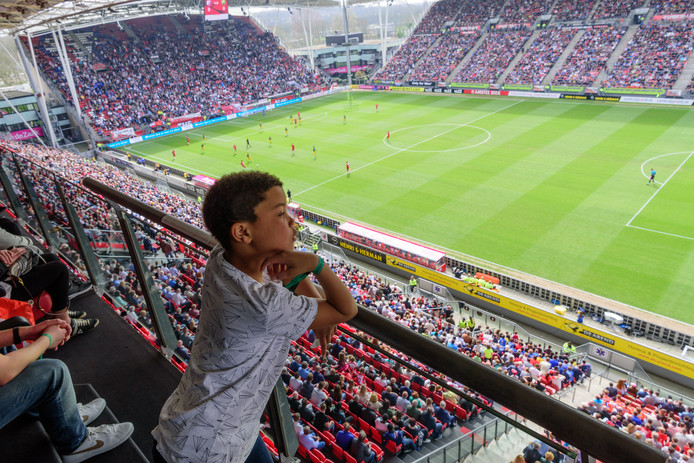 Hartpatiëntje David (12) uit Amersfoort kijkt zijn ogen uit in ...