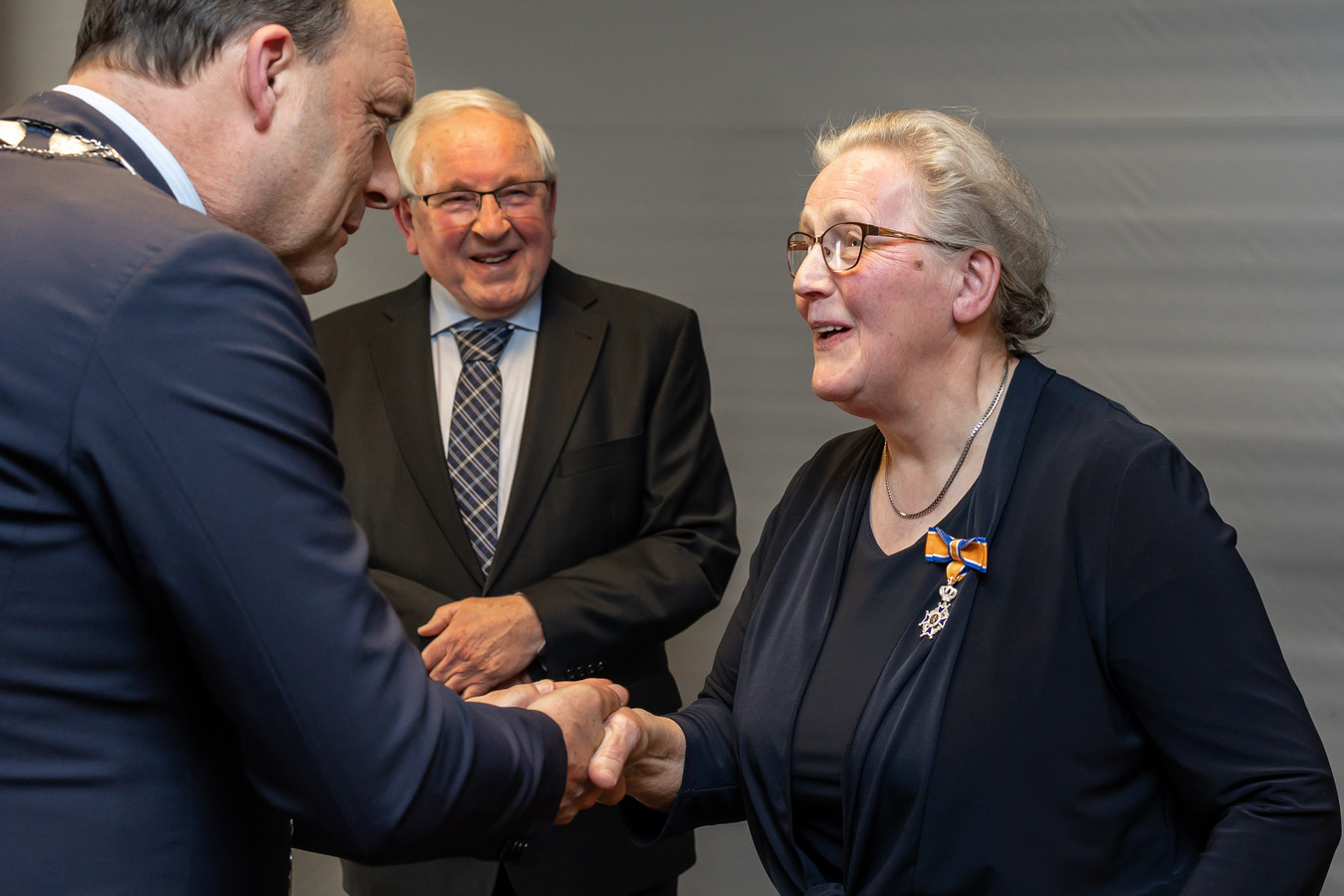 Kosterspaar dat na vele decennia afscheid neemt verrast met een ...