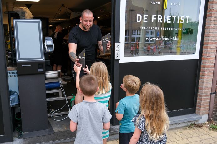 Laatste schooldag, dus frietjes voor alle 700 leerlingen van De ...