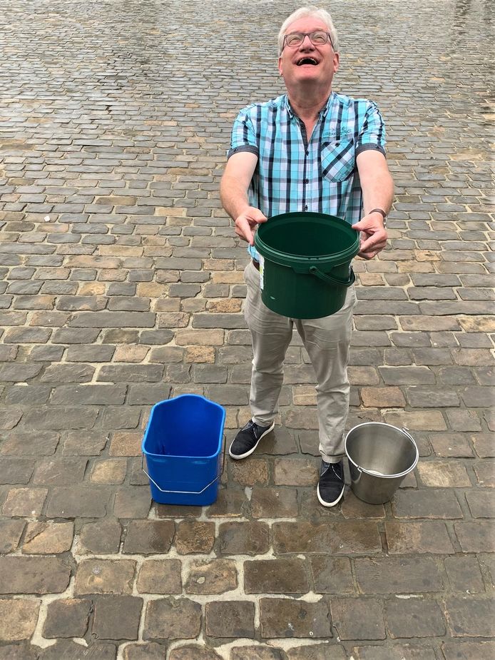 Pol Van Den Driessche (N-VA) houdt woord en haalt emmers boven: “Elke ...