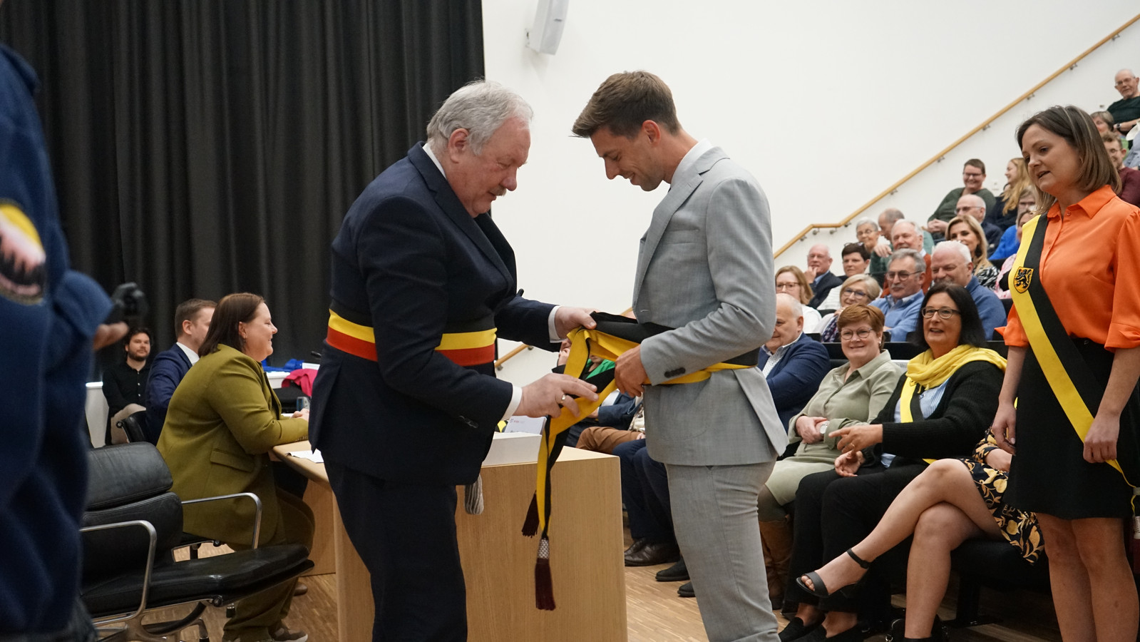 Lien Van Dooren en Jeroen Verhulst leggen eed af als schepen, Raf Van ...