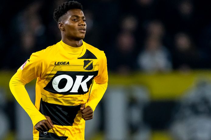 Jeugdinternational Banzuzi officieel profvoetballer van NAC | NAC ...