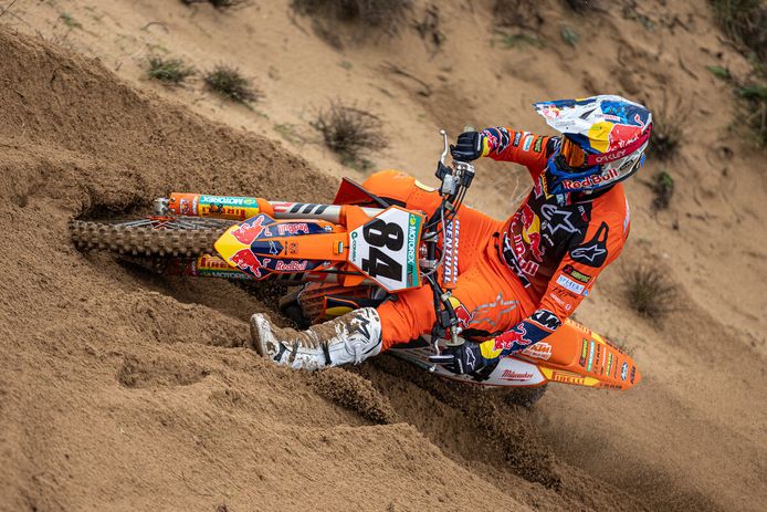 Jeffrey Herlings komt ten val in Teutschenthal en trekt zich vervolgens ...