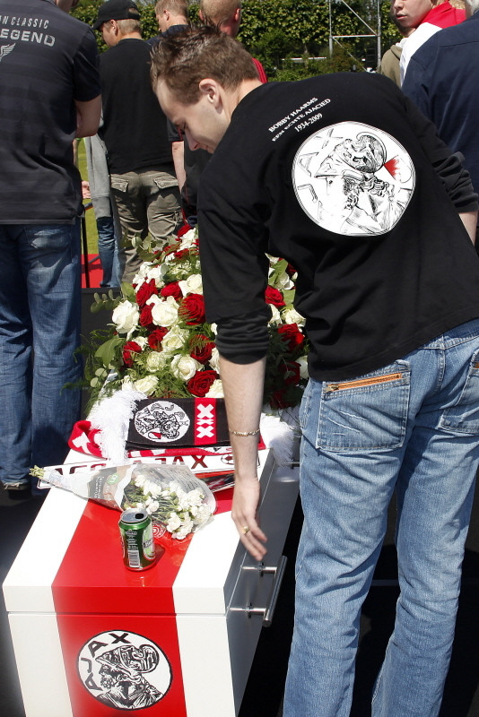 Ajax-supporters onthullen standbeeld Bobby Haarms | Foto | AD.nl