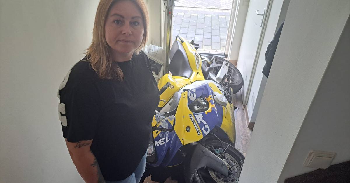 Daniëlle denkt dat haar man van de trap valt, maar vindt een ...