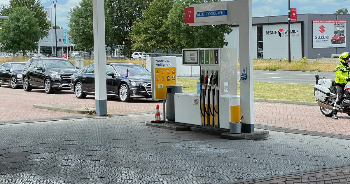 En opeens stopt Hare Majesteit bij tankstation van Rob: ‘Een hele eer ...