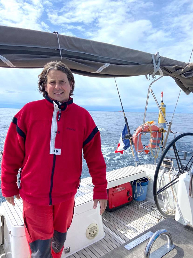 Bouwelse schipper Mike op 800 kilometer van de kust gered door ...