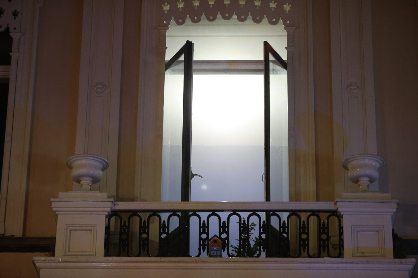 Bewoners springen uit het raam bij brand in Haagse portiekflat, acht ...