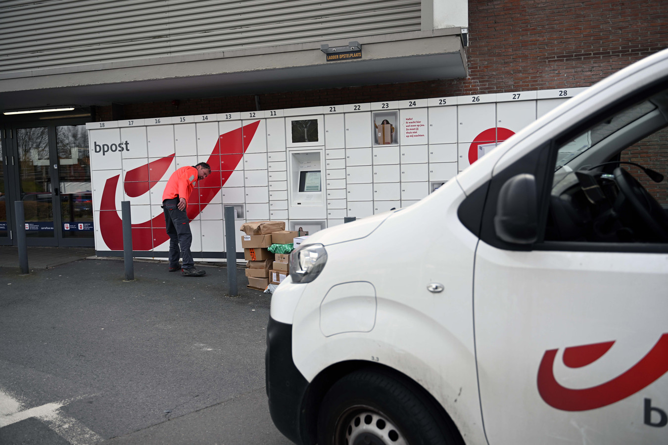 Bpost augmente ses tarifs: les timbres et l’envoi de colis coûteront ...