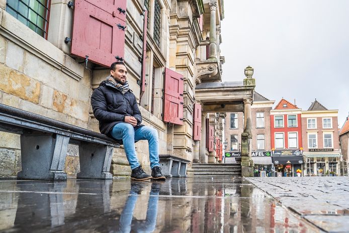 Khaled vluchtte op krappe boot naar Nederland en zat in 8 volle azc's ...