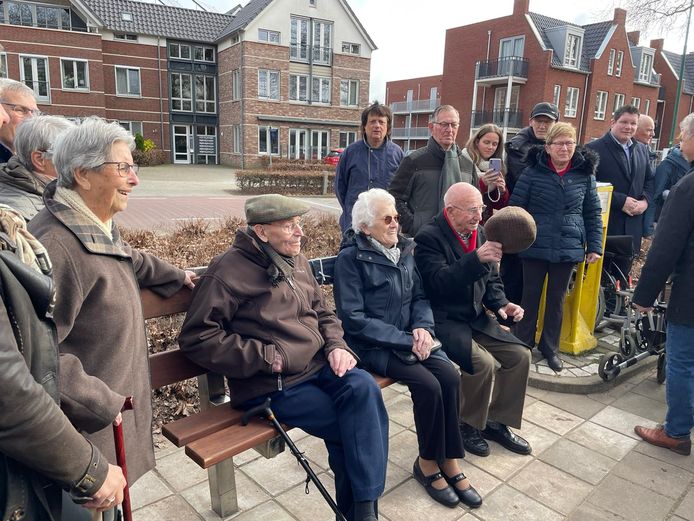 Een bankje voor iedereen die in Langenboom de 100 haalt of heeft ...