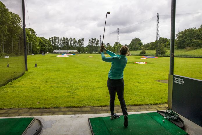 Bij deze golfclub kan je futuristisch golfen, robots en virtuele banen ...
