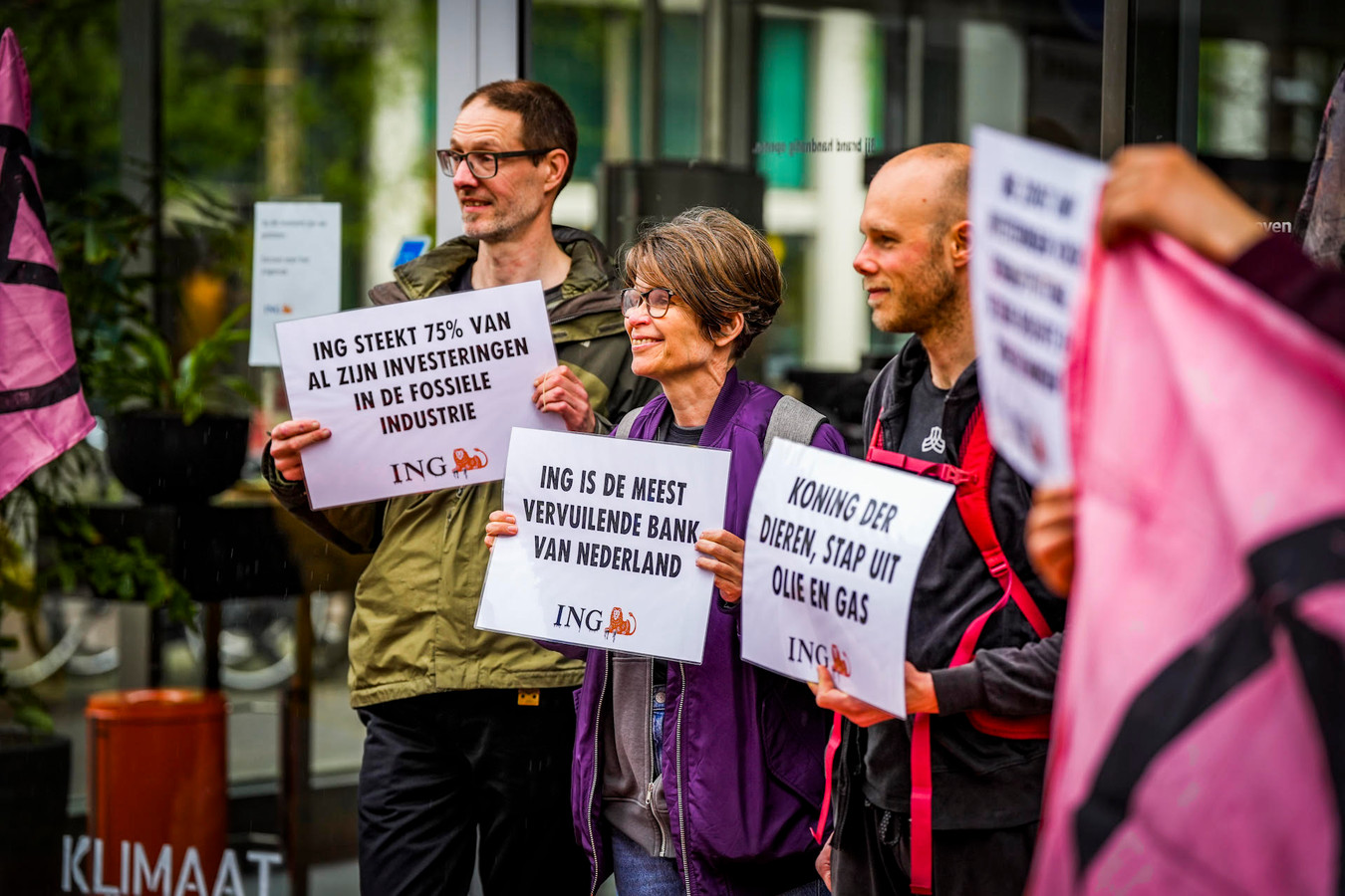 Extinction Rebellion voert actie bij ING-kantoor in Eindhoven: ‘ING ...