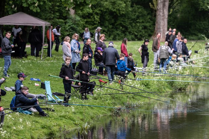 Opa trots op jeugdige hengelaars langs het water: ‘Vissen is ook een ...
