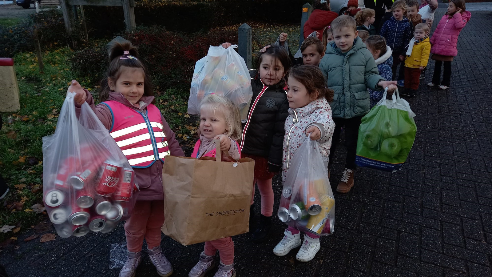 Afdelingen van Ferm zamelen 150 zakken blikjes in voor Thijs Brosens ...
