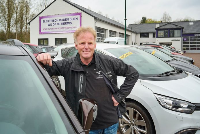 Autobedrijf John Vorstenbosch krijgt lachers op de hand met reclame ...