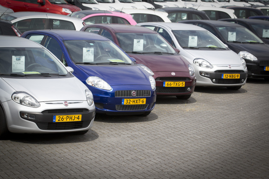 Nederlandse autoverkopen met 30 procent gedaald | Foto | AD.nl